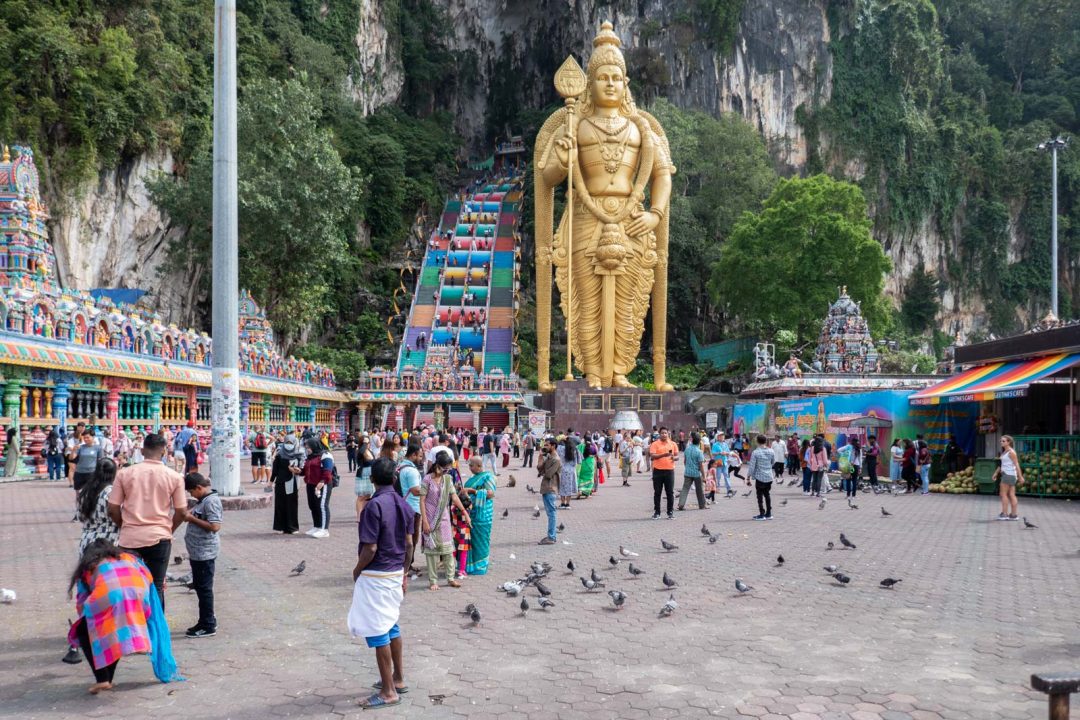 statue-&-stairs-at-Batu-Caves-Selangor-Malaysia-1600x1067 - I May Roam